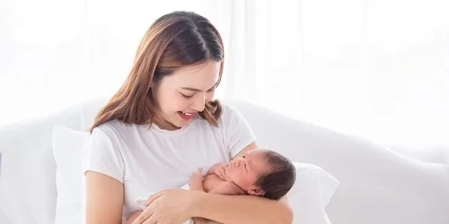 7 Cara Menggendong Bayi Baru Lahir yang Benar dan Aman